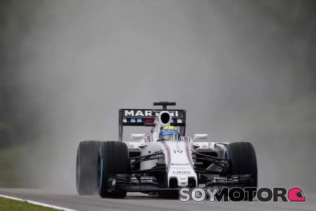 Massa met uitzicht op het natte asfalt van Sepang - LaF1