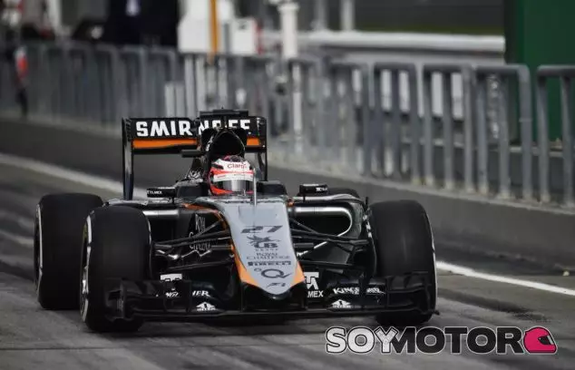 Nico Hulkenberg forlater pitlane ved Sepang - LaF1.es