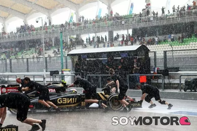 Mekanîka Maldonado di bin barana giran de di garaja Lotus de - LaF1