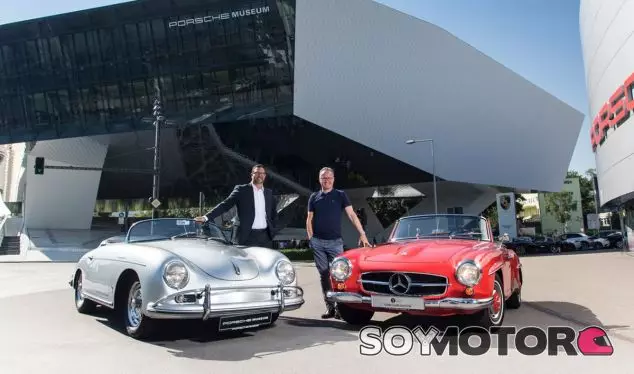 İki klasik Mercedes ve Porsche modeli Porsche Müzesi'nin kapısında poz veriyor - SoyMotor