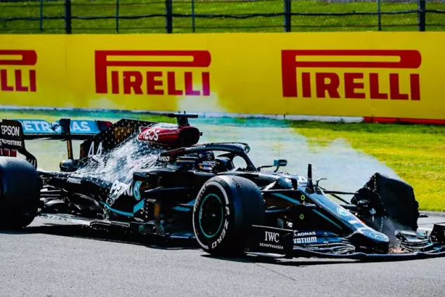 F1 kabuka pikeun parobahan ban saatos tusukan Silverstone