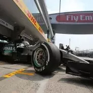 Lewis Hamilton elhagyja a boxot Sanghajban - LaF1