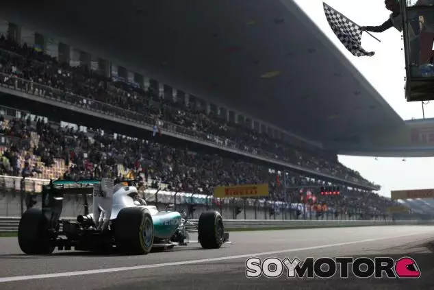 Lewis Hamilton oo daawanaya calanka jeegaga leh ee Shanghai - LaF1