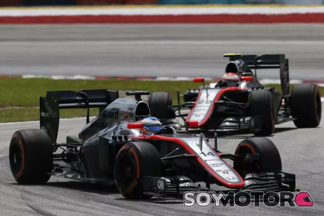 Fernando Alonso và Jenson Button tại Sepang - LaF1