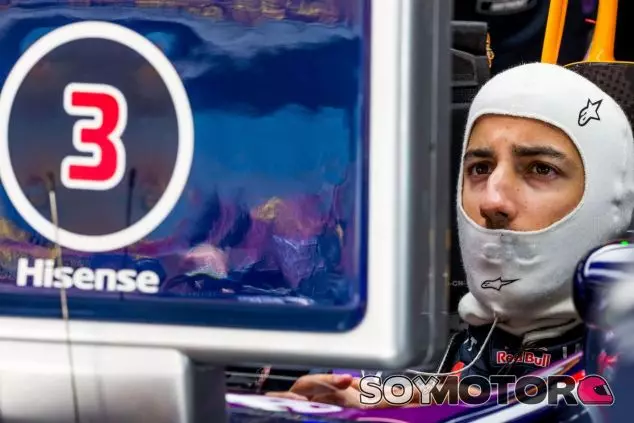 Daniel Ricciardo follows the times from Red Bull in Shanghai - LaF1