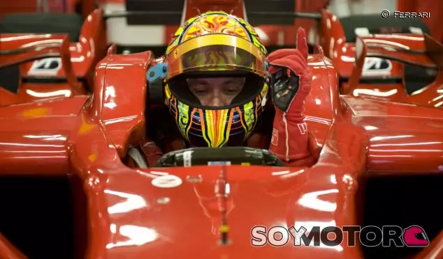 Nahinumdom si Valentino Rossi sa iyang pagduol sa Ferrari - LaF1.es