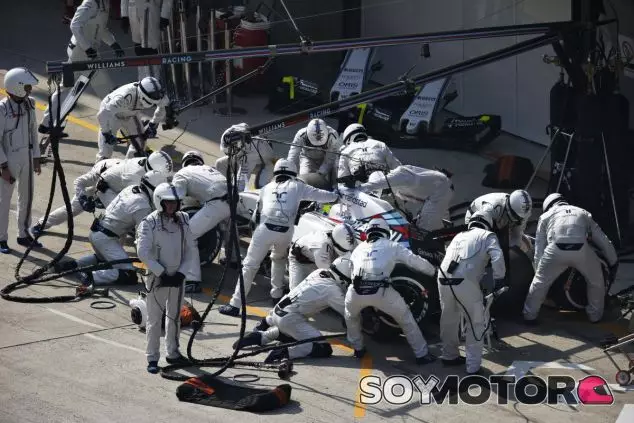 Felipe Massa fazendo pit stop em Xangai - LaF1