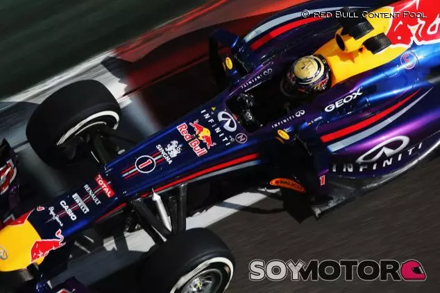 De Sebastian Vettel bei de Kontrollen vu sengem RB9 - LaF1