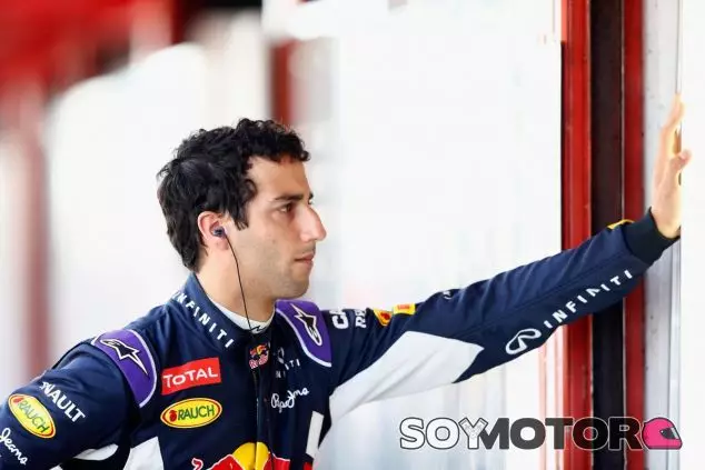 Daniel Ricciardo regarde ses mécaniciens changer le moteur de la RB11 - LaF1