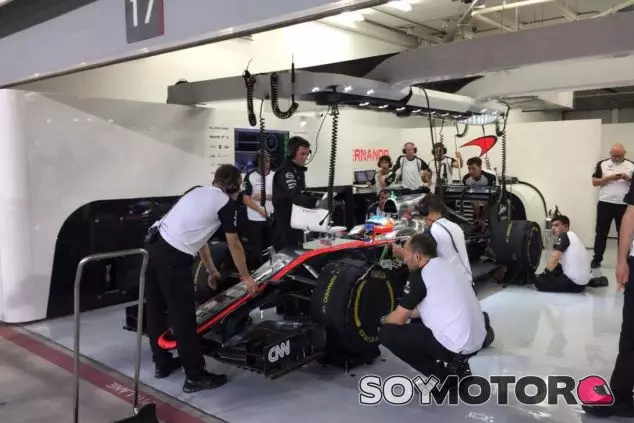 Fernando Alonsos MP4-30 i hans garage - LaF1.es