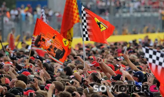 Tifosi tijdens de podiumceremonie - LaF1