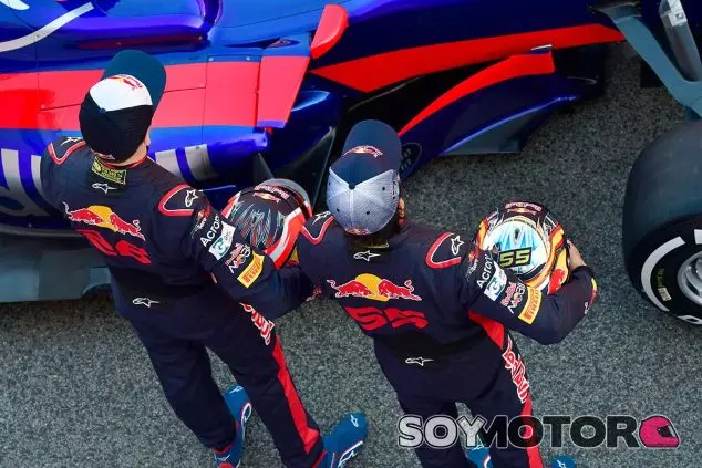 Daniil Kvyat (a sinistra) e Carlos Sainz (a destra) alla presentazione della Toro Rosso STR12 - SoyMotor