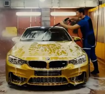 Hierdie goue BMW M4 is die protagonis van hierdie twyfelagtige video - SoyMotor