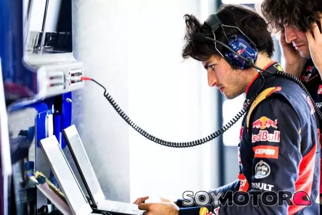 Carlos Sainz, oo ku jira sanduuqa Toro Rosso inta lagu guda jiro Tababarka Bilaashka ah ee Ring Red Bull - LaF1