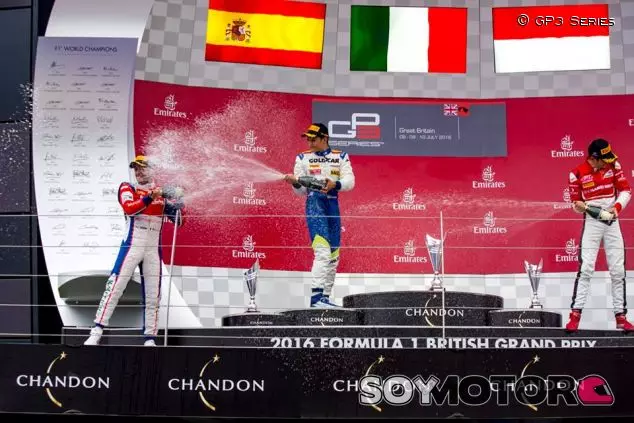 Kasama sina Antonio Fuoco at Charles Leclerc sa Silverstone podium - LaF1
