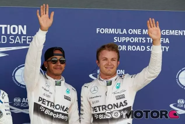 Hamilton thiab Rosberg tos txais cov kiv cua ntawm Silverstone - LaF1.es