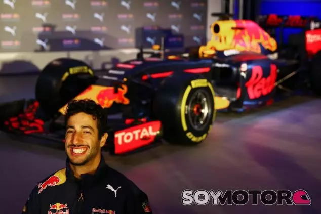 Daniel Ricciardo toujou gen yon souri pou laprès - LaF1