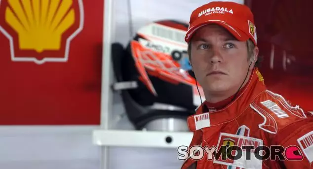 Kimi Räikkönen sa Ferrari box noong 2007