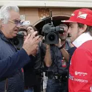 Ο Briatore συνομιλεί με τον Fernando Alonso - LaF1.es