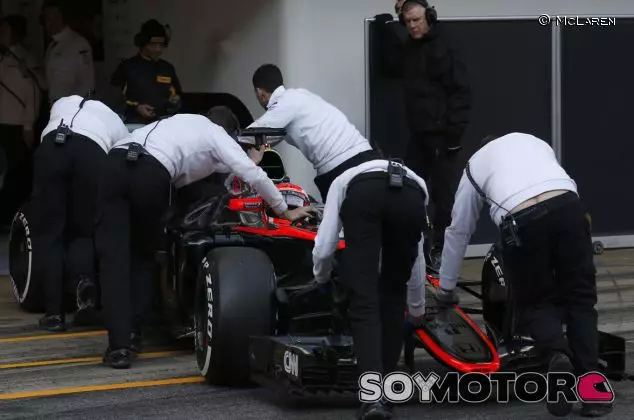 Mechanics tal-McLaren jieħdu l-MP4-30 ta' Button fil-garaxx - LaF1.es