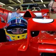Fernando Alonso na caixa da Ferrari - LaF1