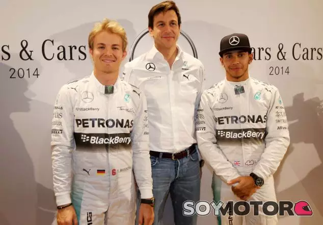 Wolff, Rosberg และ Hamilton ในการแสดงกับ Mercedes - LaF1.es