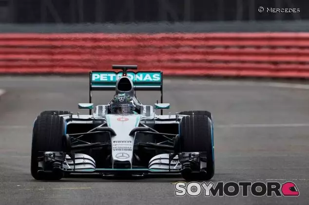 Аввалин тасвирҳои Мерседес W06 дар Силверстоун - LaF1