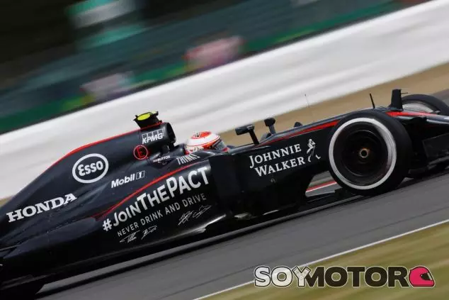 Jenson Button na MP4-30 v Silverstonu - LAF1.es