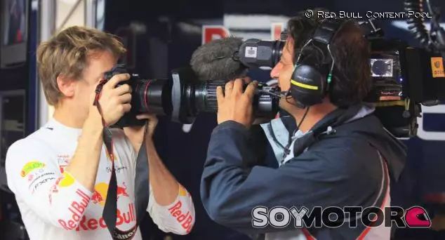 Sebastian Vettel scherza con una telecamera nel box della Red Bull