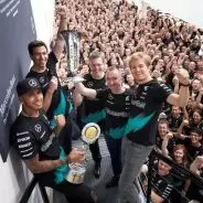 Hamilton, Wolff, Cowell, Lowe iyo Rosberg ee dabaaldegga Mercedes - LaF1