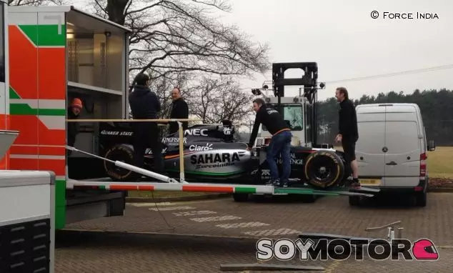 Force India members loading last year's car onto a truck - LaF1