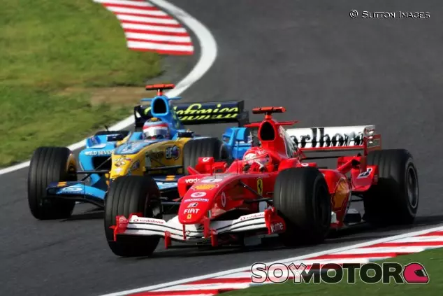 Michael Schumacher and Fernando Alonso at the 2005 Japanese GP