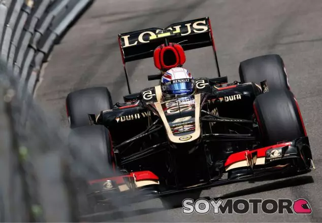 Romain Grosjean v Lotusu E21