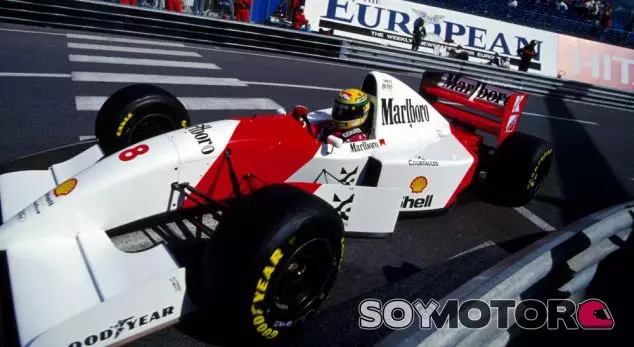 Ayrton Senna za volanom svojega MP4-8