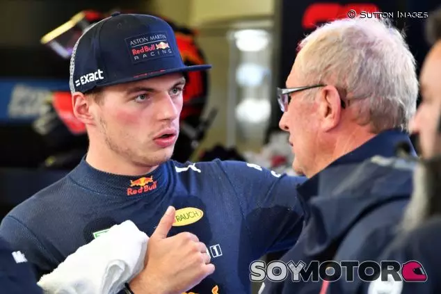 Max Verstappen (trái) và Helmut Marko (phải) - SoyMotor.com