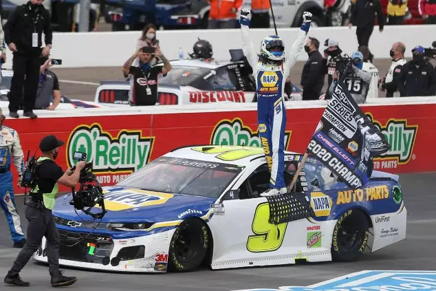 Ο Chase Elliott υπογράφει μια επική επιστροφή από την 39η θέση για να κερδίσει το Nascar