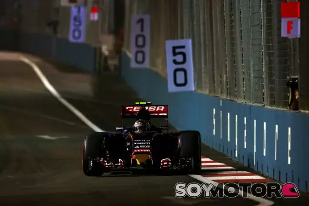 Carlos Sainz oo la socda Toro Rosso inta lagu guda jiro tababarka Singapore - LaF1