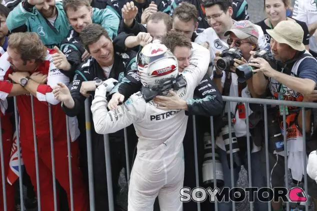 Hamilton fiert de oerwinning mei syn Britten, hy hat syn tredde titel binnen berik - LaF1