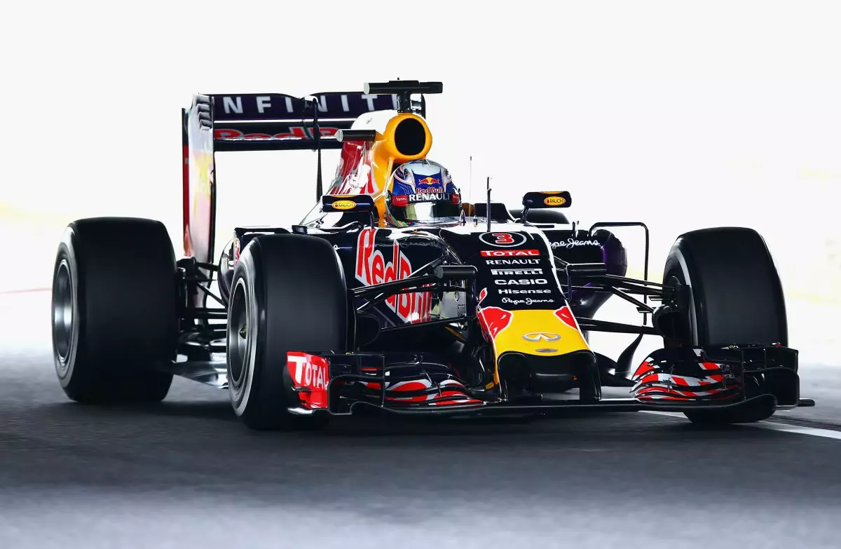 Red Bull ag GP na Seapáine F1 2015: Dé Sathairn
