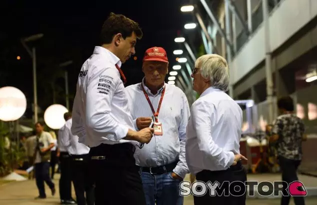 Wolff dan Lauda mengobrol dengan Ecclestone di paddock Singapura - SoyMotor