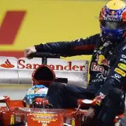 Fernando Alonso na Mark Webber n'oge pitlane n'apata ụkwụ na Signapur - LaF1