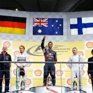 Daniel Ricciardo Belgikako podiumean, Nico Rosberg eta Valtteri Bottas-ek lagunduta - LaF1