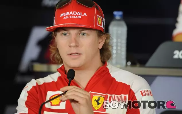 Kimi Räikkönen berpakaian seperti Ferrari dalam foto tahun 2009 - LaF1