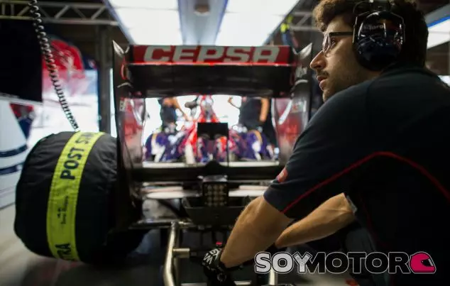 Toro Rosso mehaničar u japanskoj kutiji - LaF1