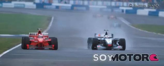 Michael Schumacher (esquerda) con David Coulthard (dereita) no GP do Reino Unido de 1998 - SoyMotor