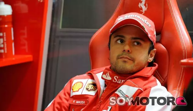 Felipe Massa na caixa da Ferrari - LaF1