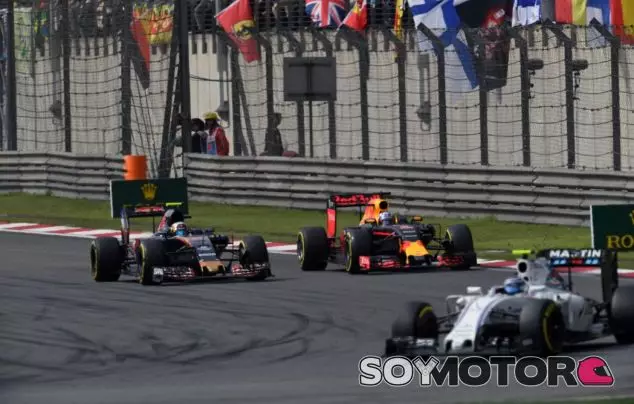 Carlos Sainz dan Daniel Ricciardo di GP China - SoyMotor