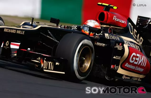 Romain Grosjean oo ku socda wheel Lotus E21 - LaF1