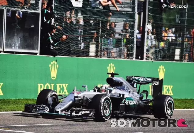 Lewis Hamilton taglia il traguardo a Spa - LaF1