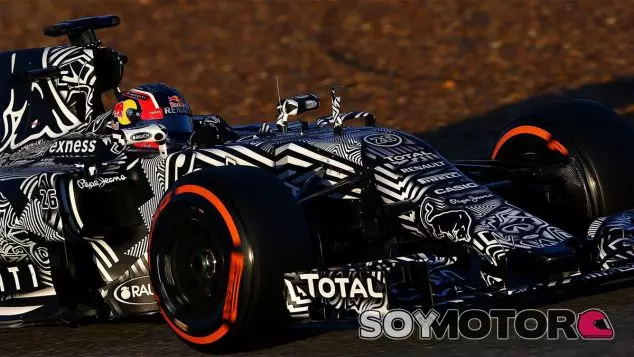 Daniil Kvyat sajrone tes Jerez, ing ngendi Red Bull nampilake cat kamuflase kanggo RB11 - LaF1